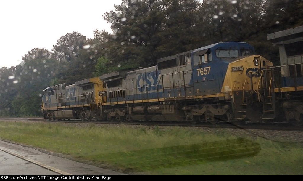 CSX 469 leads 7657 NB